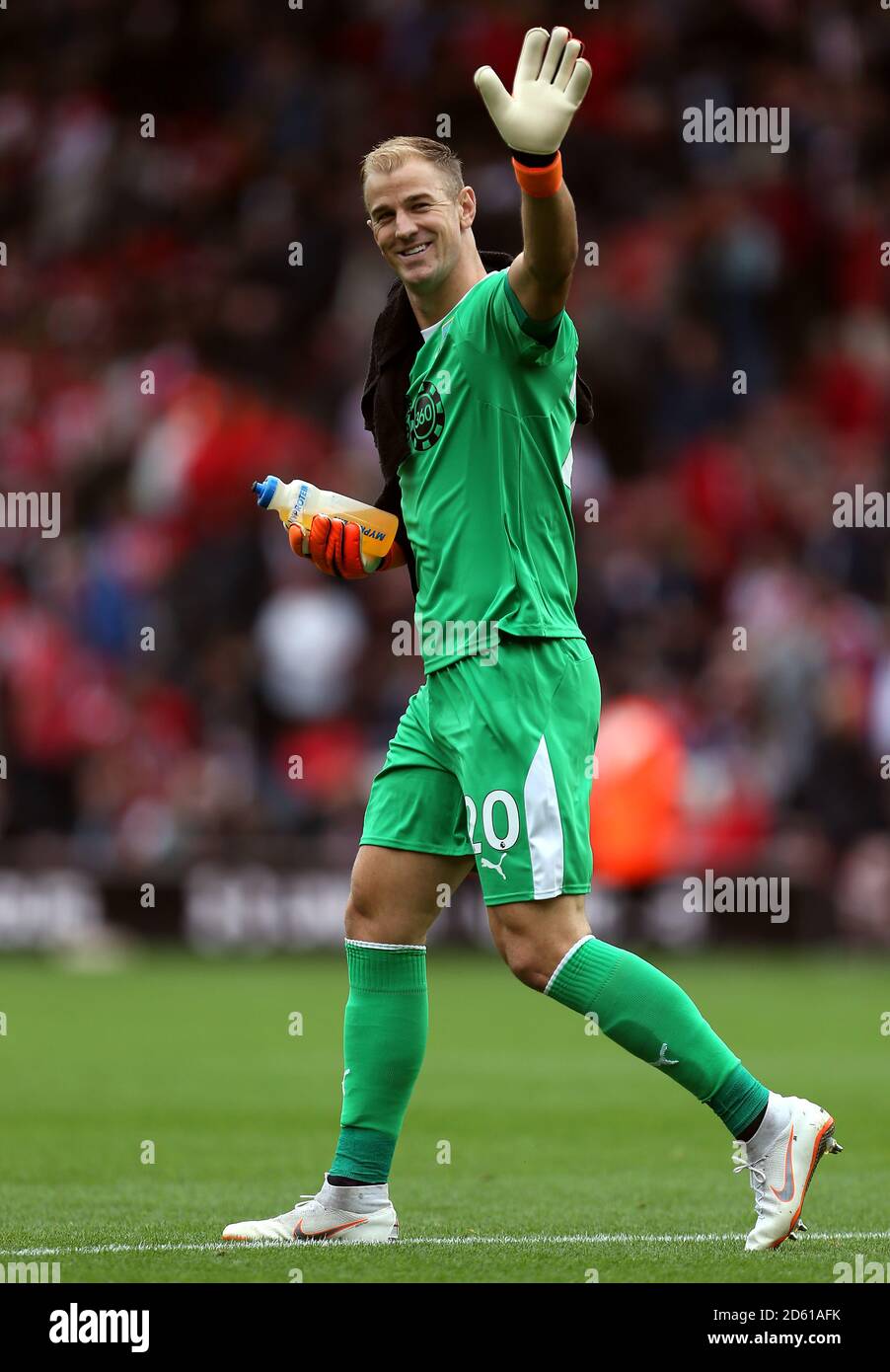 Burnley goalkeeper Joe Hart waves to the fans at half-time Stock Photo ...