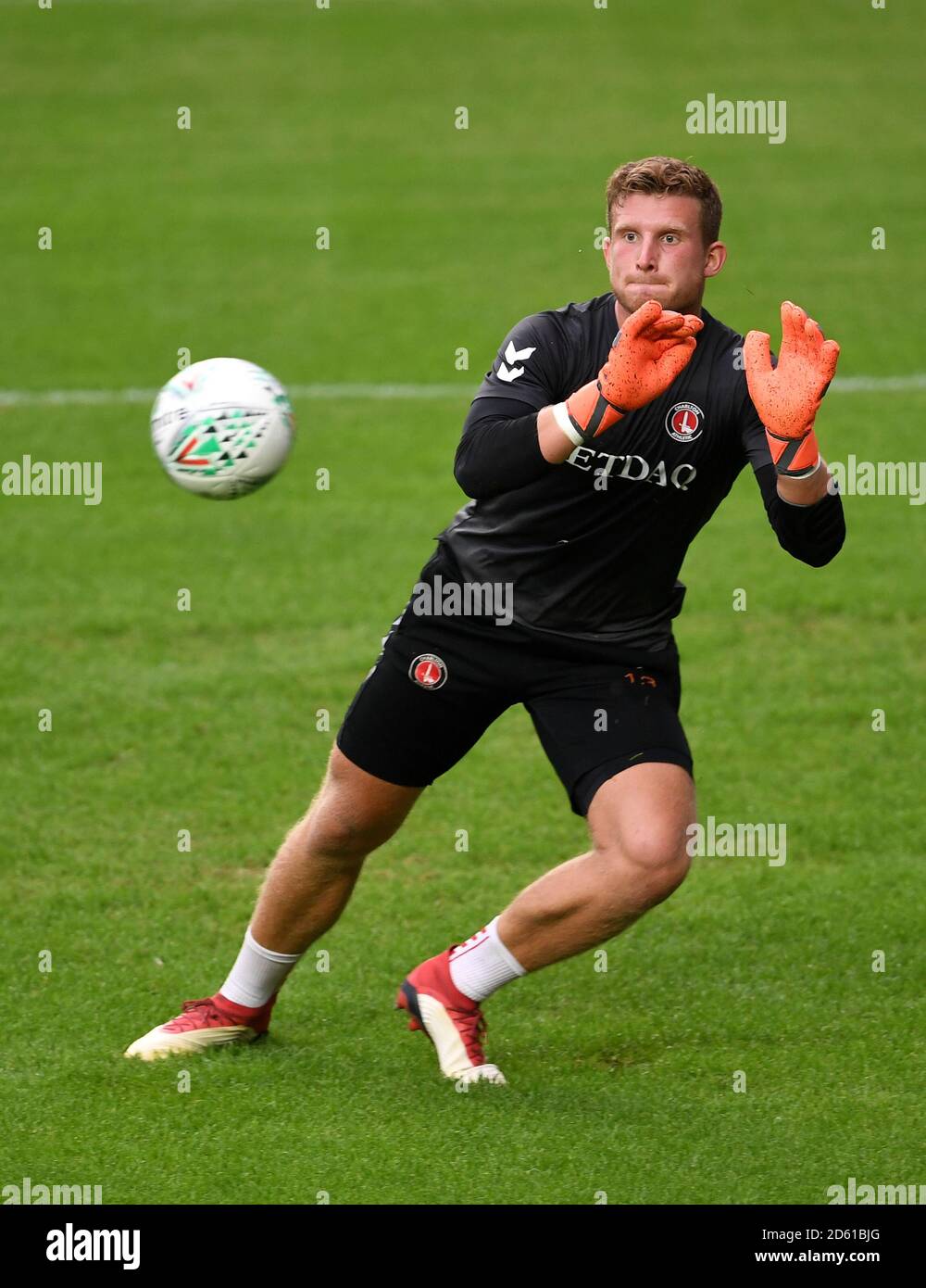 Charlton athletic goalkeeper dillon phillips hi-res stock photography ...