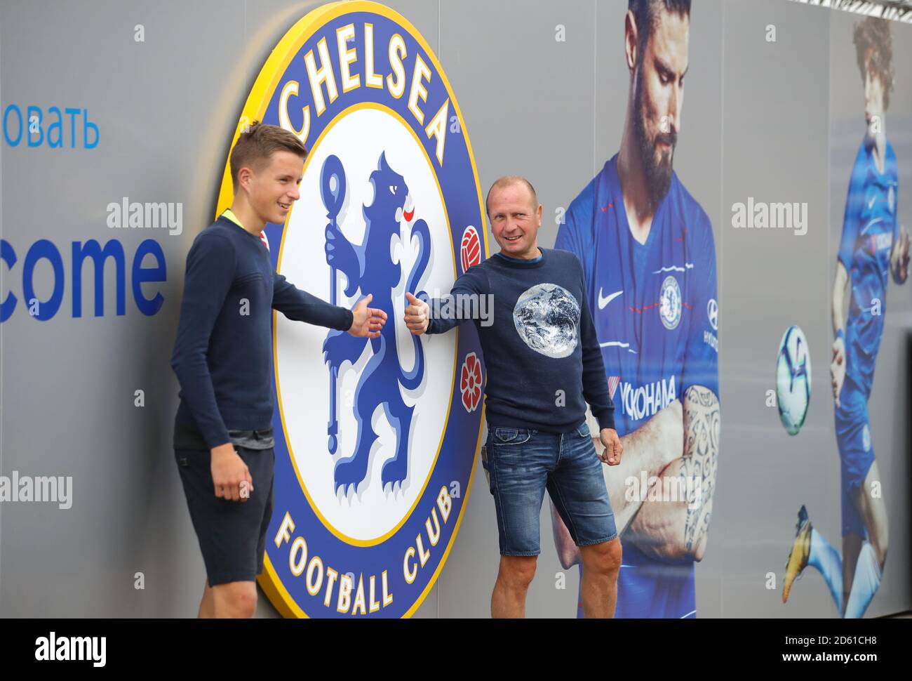 Soccer fans stadium chelsea hi-res stock photography and images - Alamy