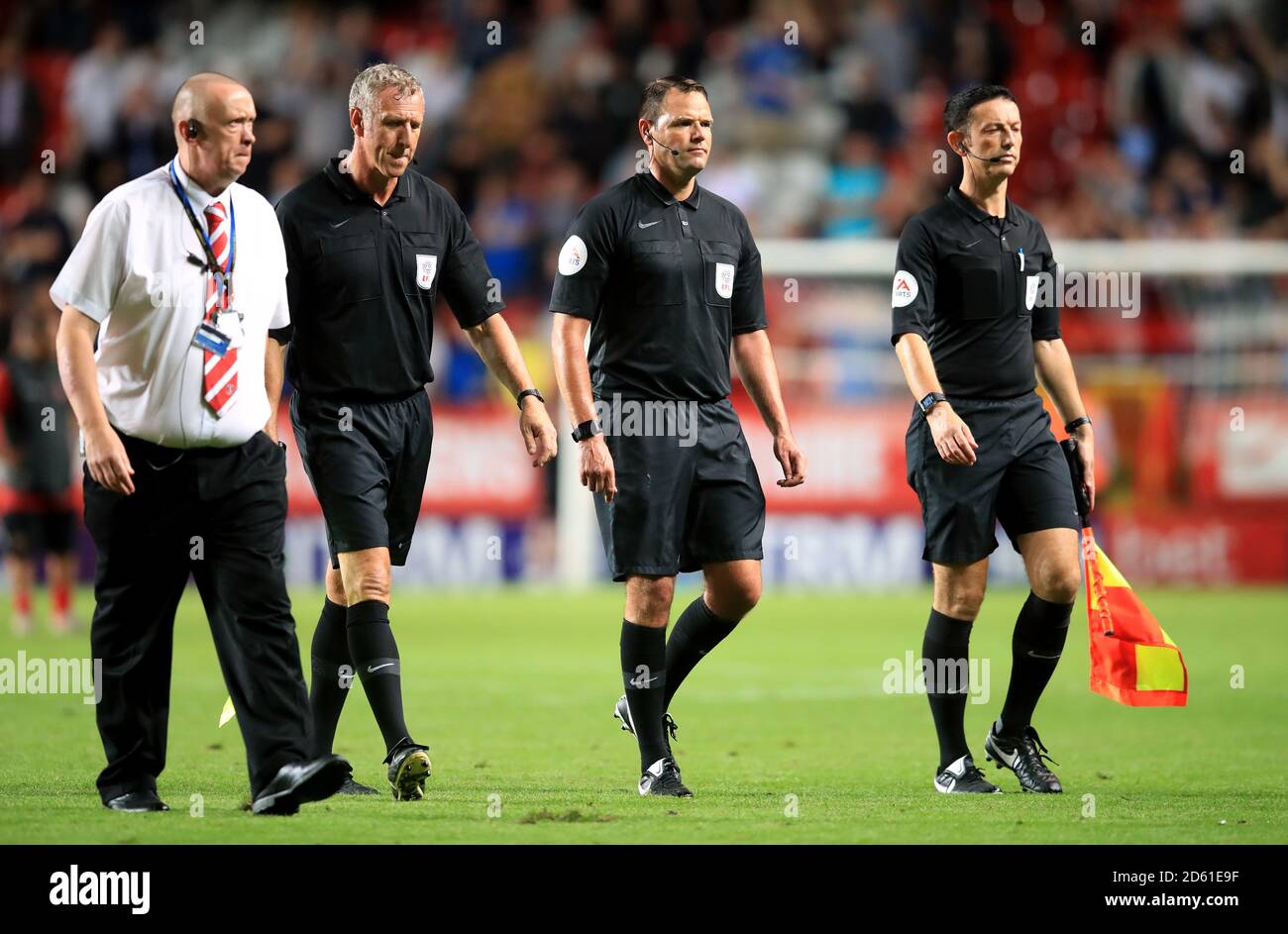 Match referee James Linington (second right Stock Photo - Alamy