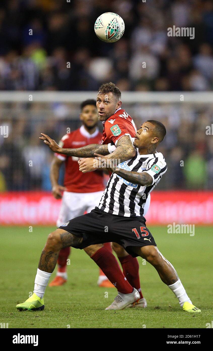 Nottingham Forest's Daryl Murphy (left) and Newcastle United's Kenedy battle for the ball Stock ...