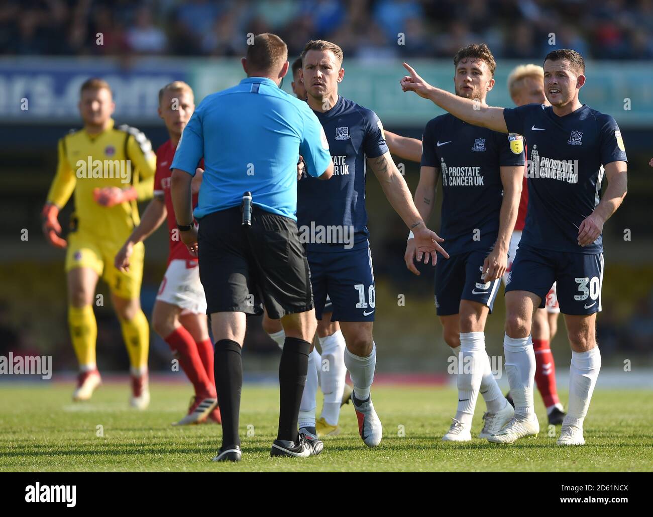 Brett huxtable referee hi-res stock photography and images - Alamy