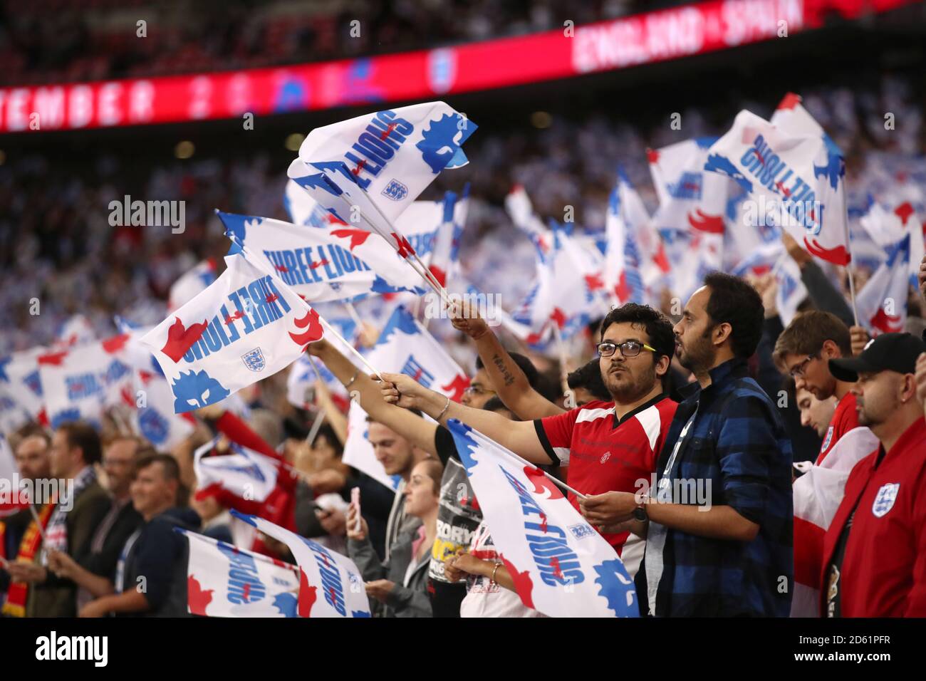 Three lions fans hi-res stock photography and images - Alamy