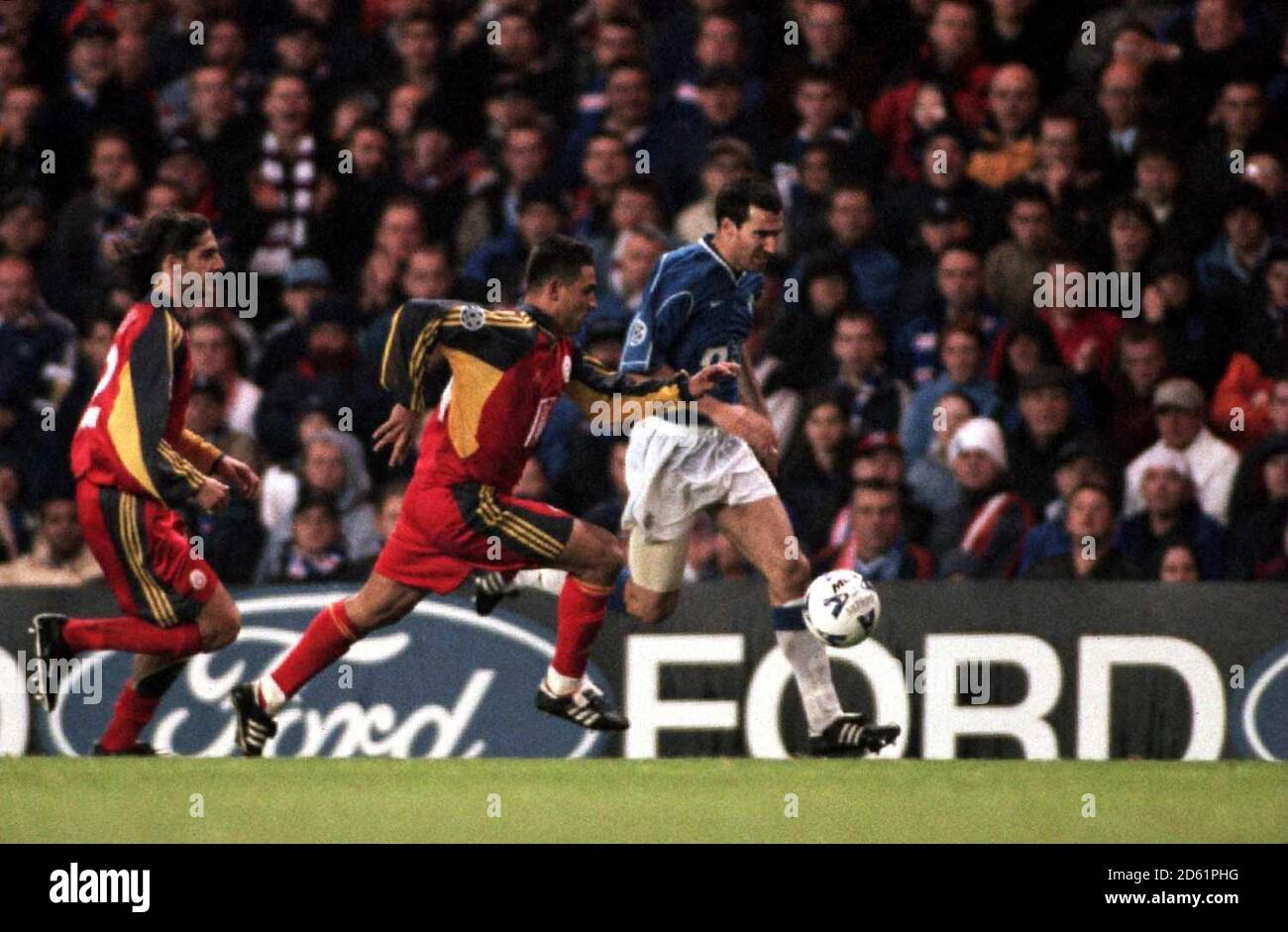 Rangers' Tony Vidmar (r) breaks through the Galatasaray defence Stock ...