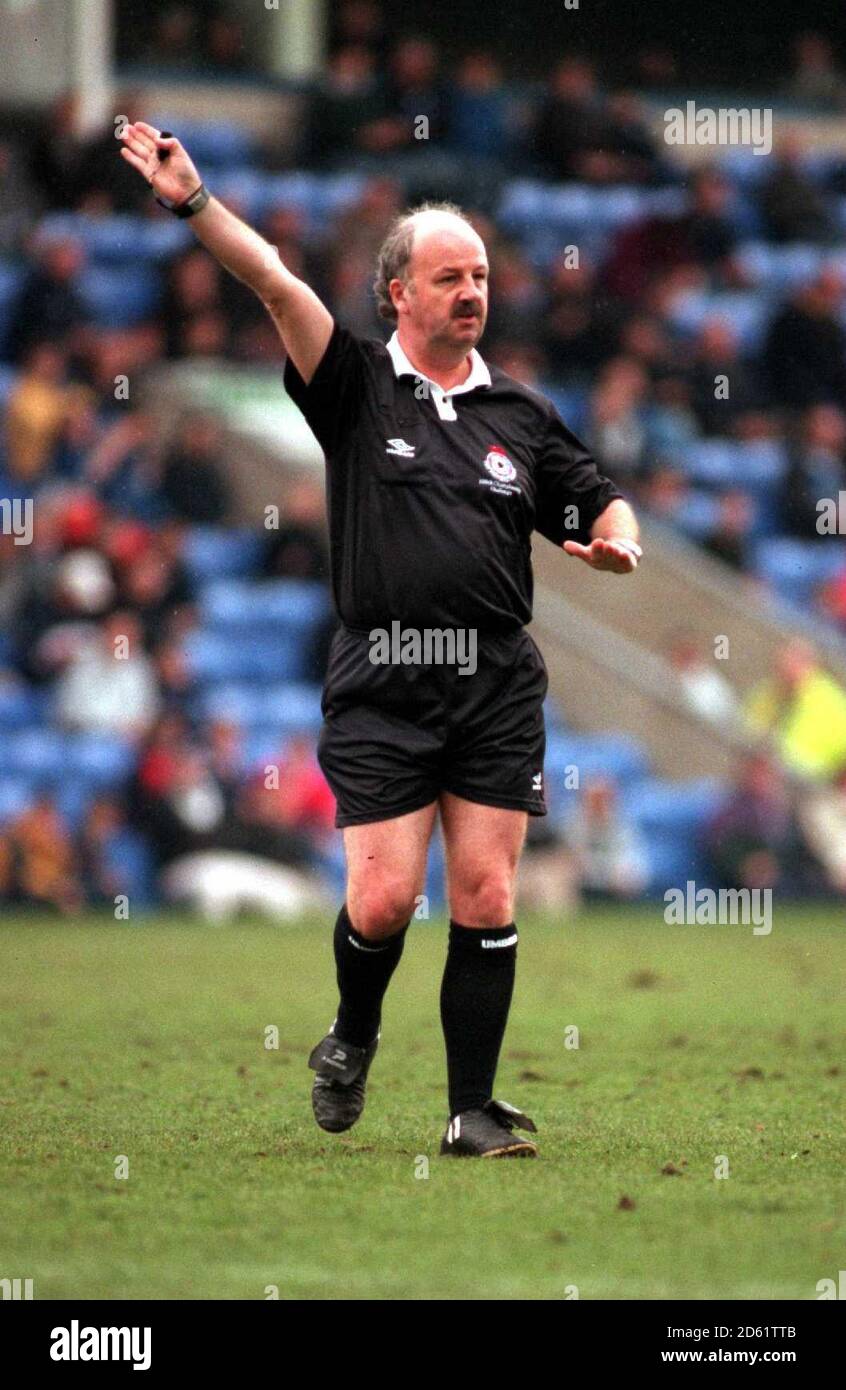 Referee Kevin Lynch Stock Photo - Alamy