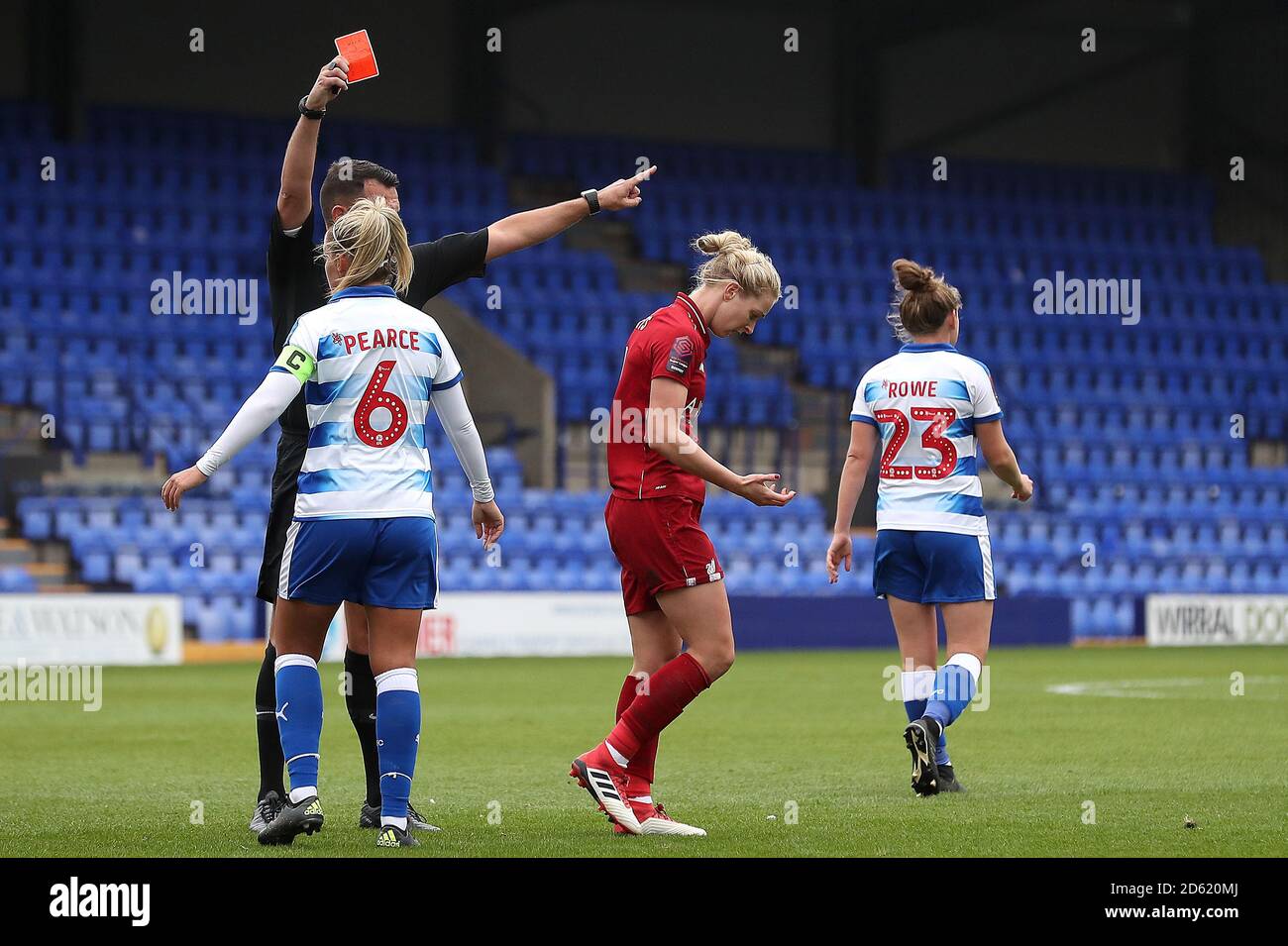Women's football red card hi-res stock photography and images - Alamy