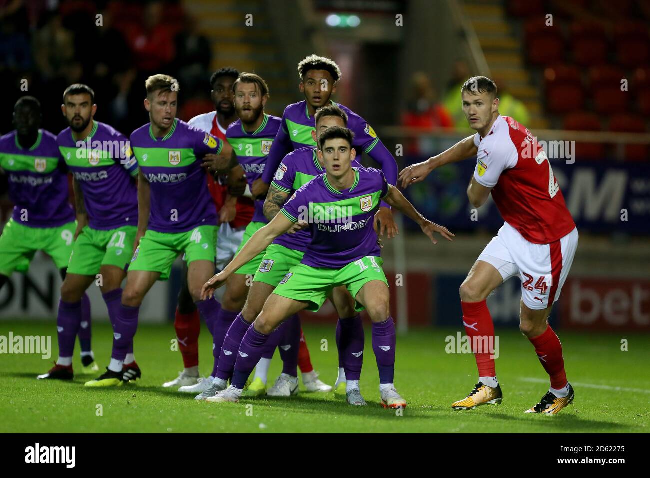 Defend a free kick hi-res stock photography and images - Alamy