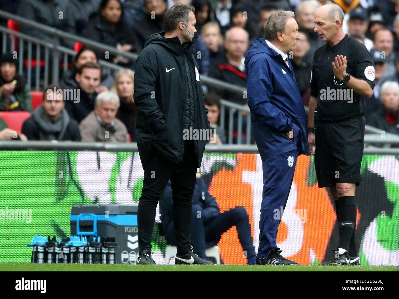 Mike dean neil warnock hi-res stock photography and images - Alamy