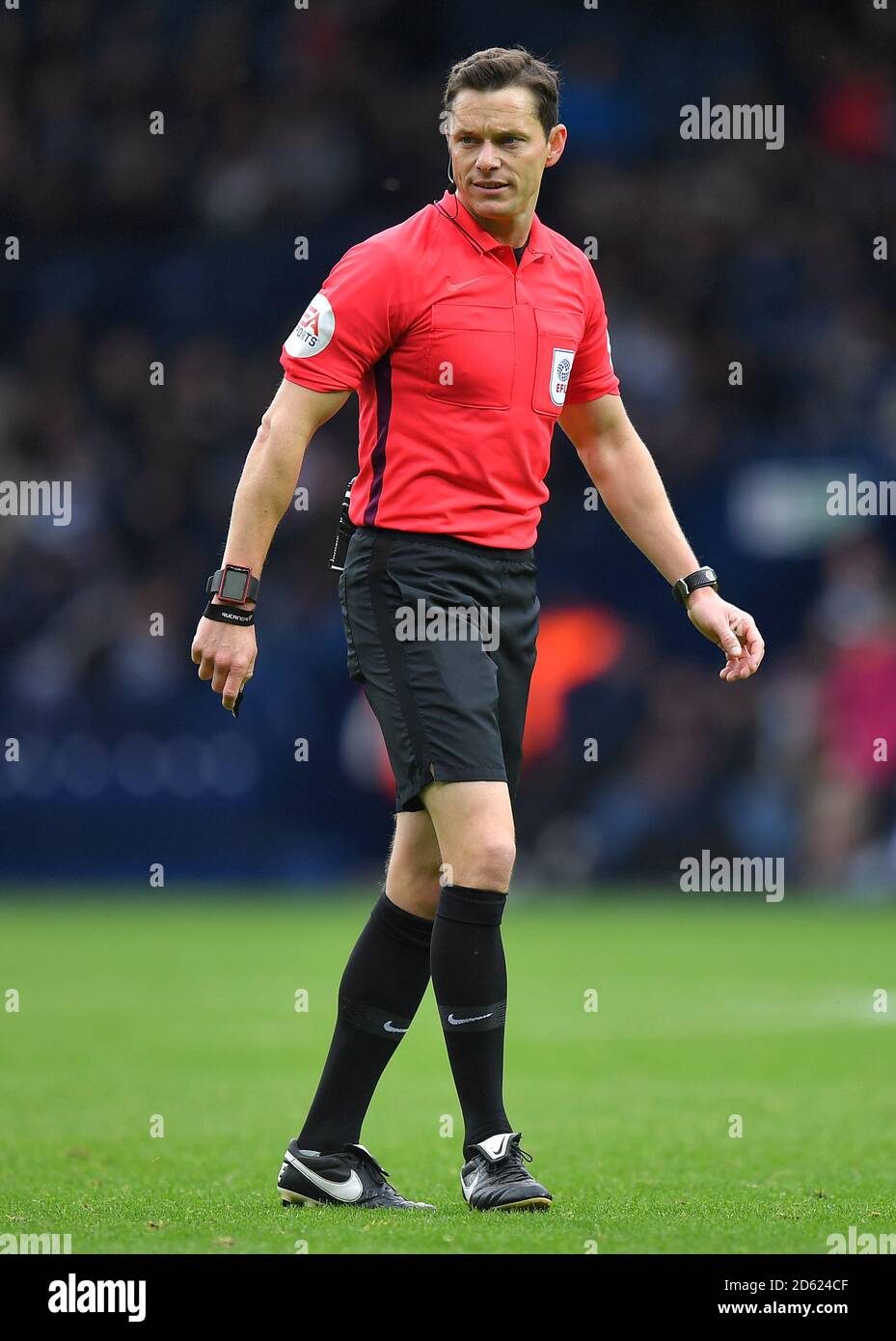 Referee Darren England Stock Photo - Alamy