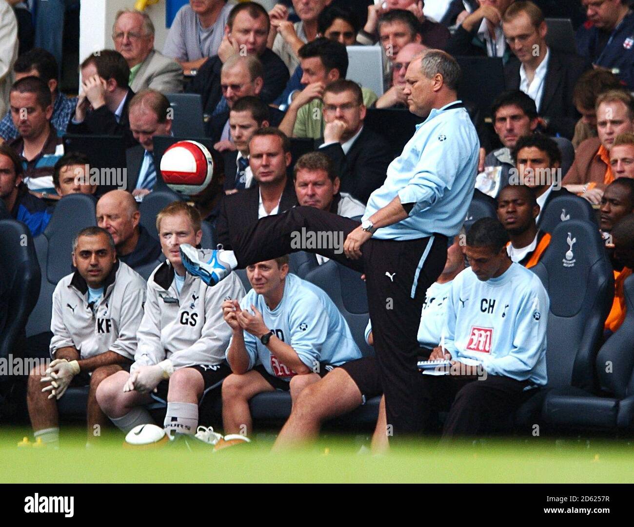 Martin Jol, Tottenham Hotspur manager shows off his skills Stock Photo ...