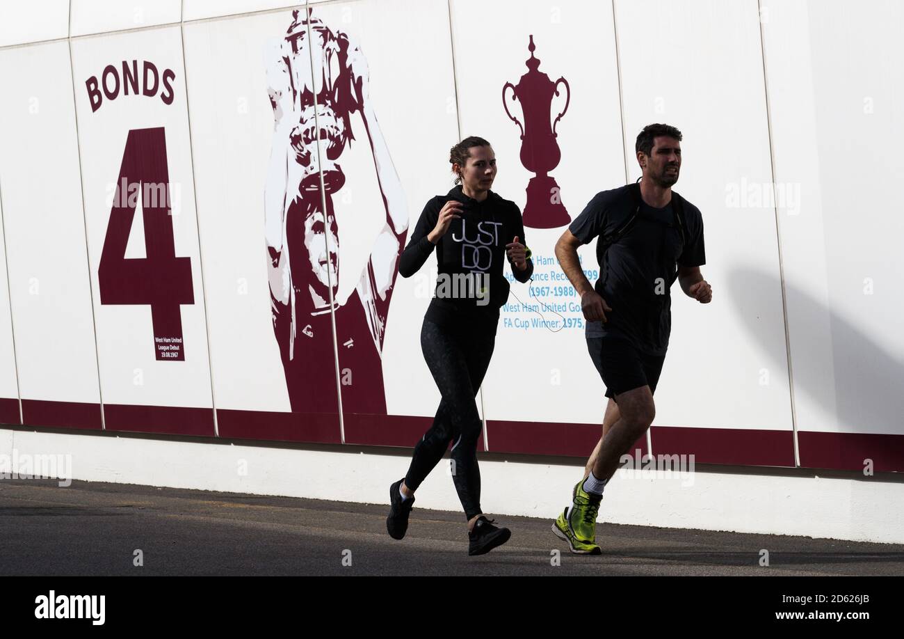 English premier league signage hi-res stock photography and images - Alamy
