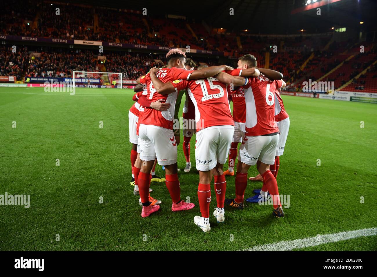Charlton athletic have team huddle hi-res stock photography and images ...