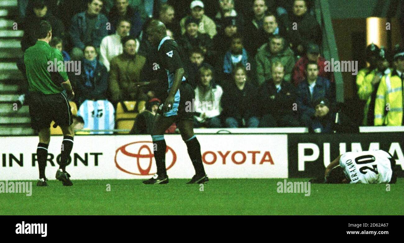 Paul williams referee hi-res stock photography and images - Alamy