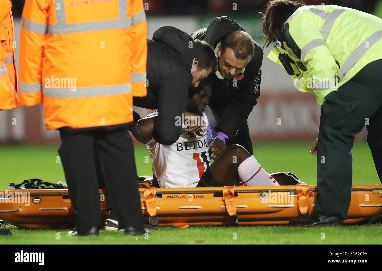 English league soccer football stretcher hi-res stock photography and ...