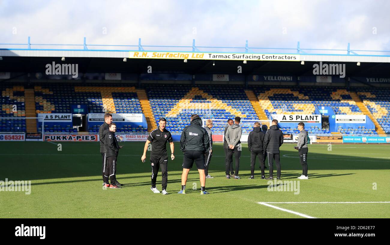 Charlton Athletic walk the pitch prior to kick off Stock Photo - Alamy