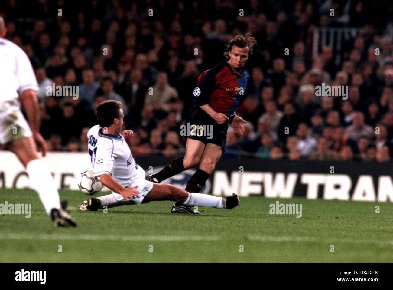 Chelsea's Didier Deschamps (l) slides in on Barcelona's Boudewijn ...