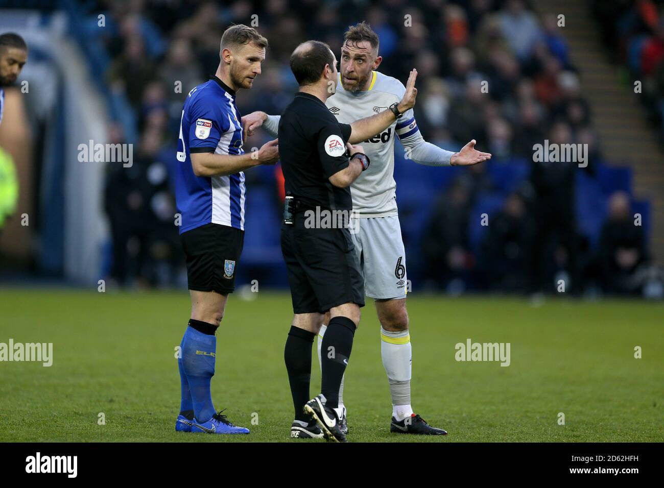 Referee Jeremy Simpson and Derby County's Richard Keogh Stock Photo - Alamy