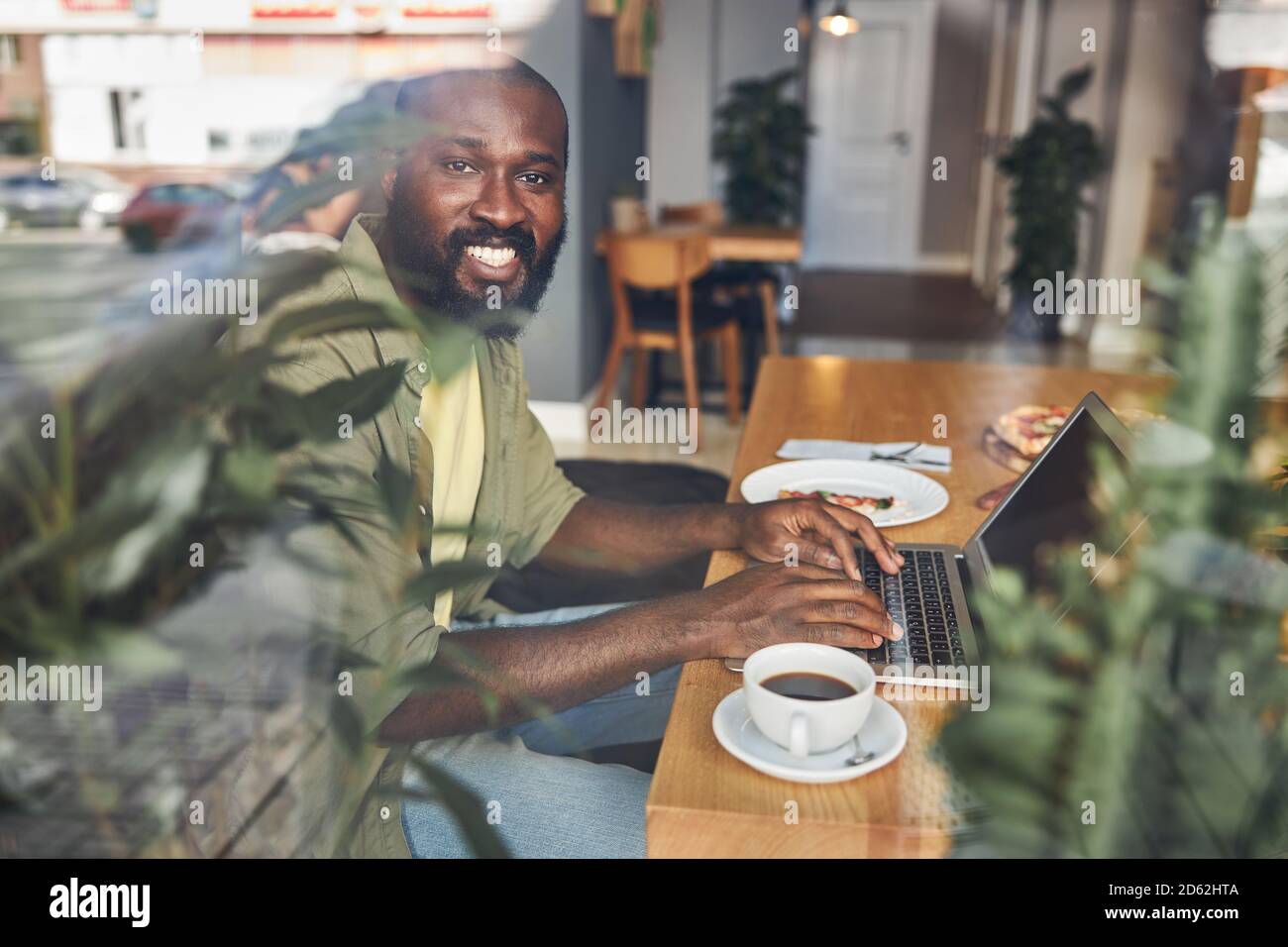 Man behind glass hi-res stock photography and images - Alamy