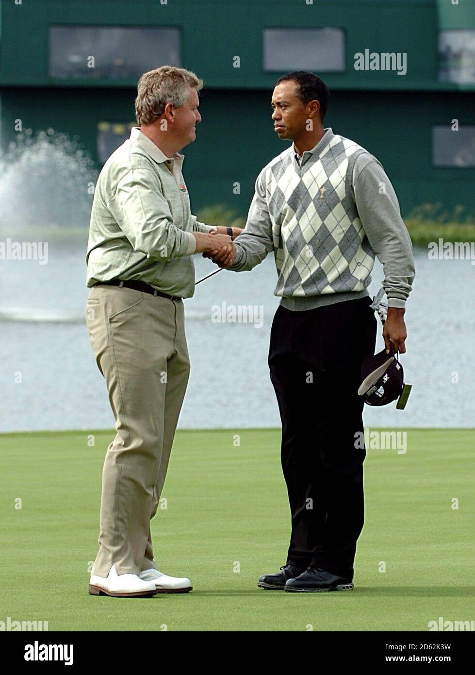 USA's Tiger Woods and Europe's Colin Montgomerie (l) shake hands Stock ...