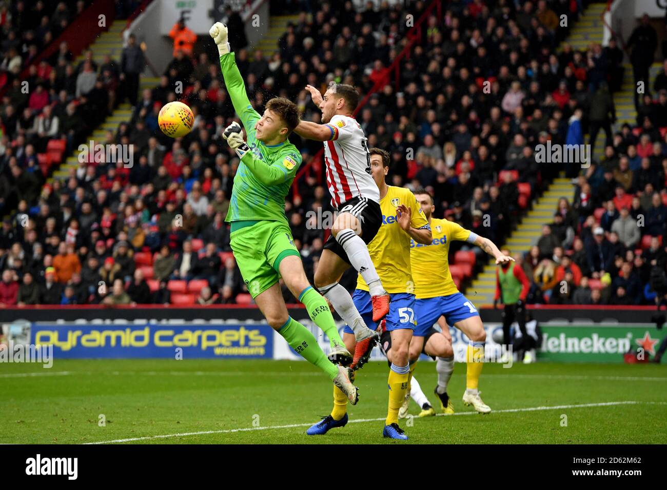 Sheffield United goalkeeper Dean Henderson makes a save Stock Photo - Alamy