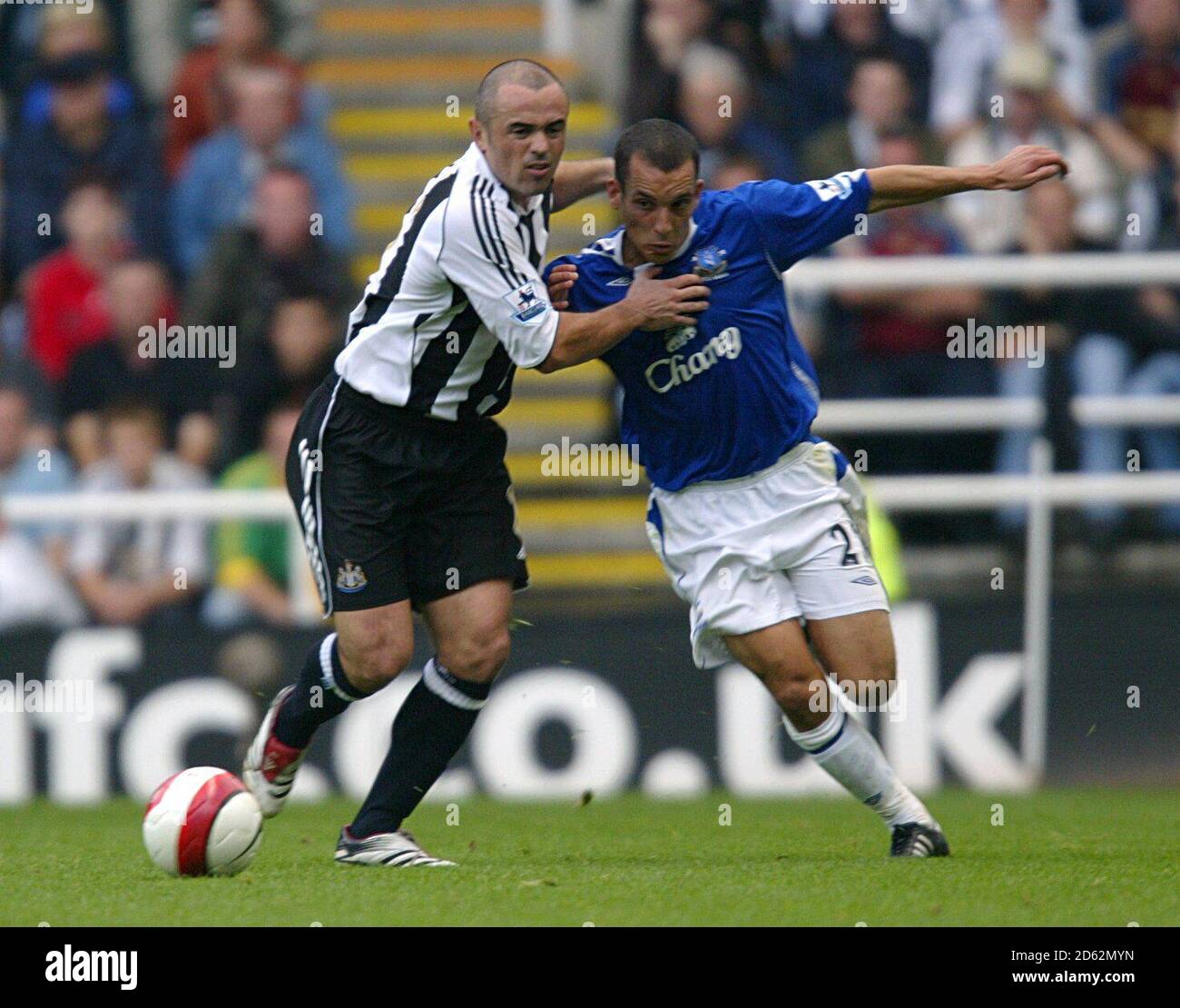 Everton's Leon Osman and Newcastle United's Stephen Carr Stock Photo ...