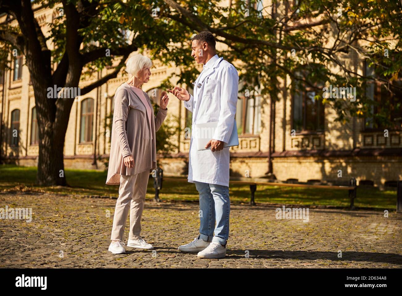 Angry patient man hospital hi-res stock photography and images - Alamy