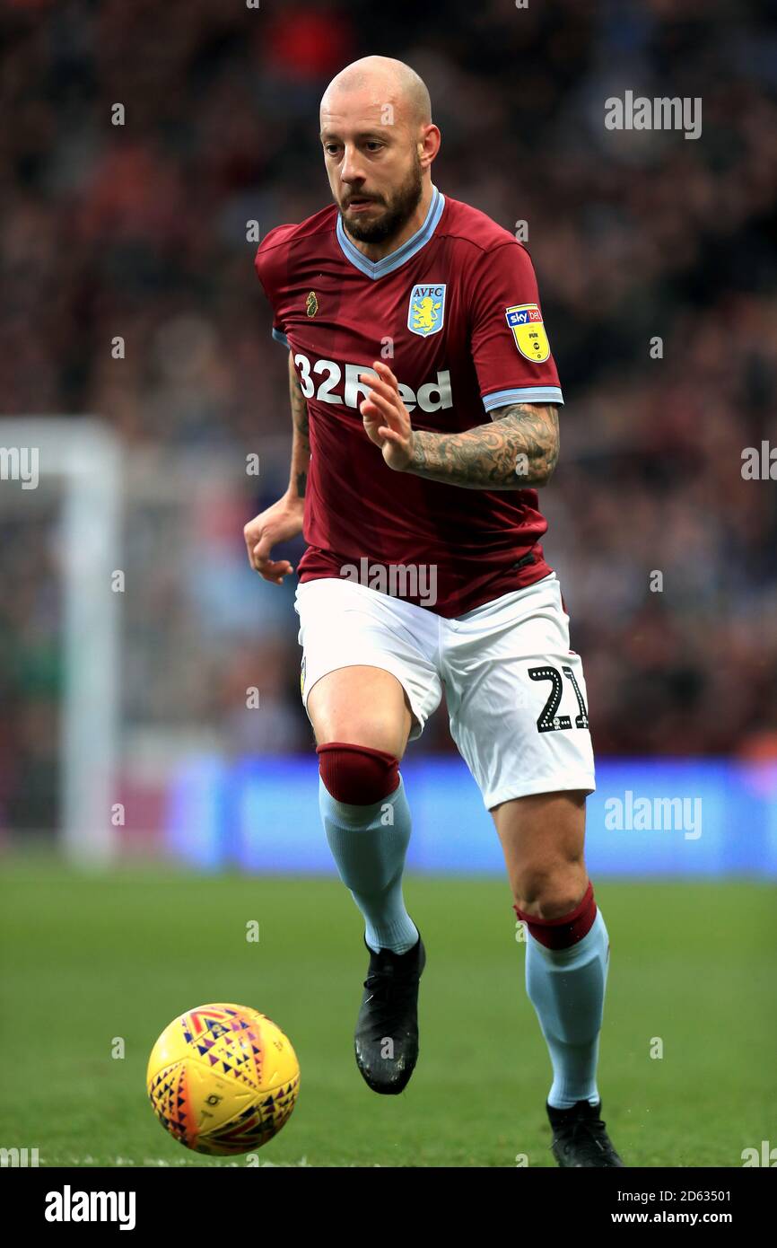Alan Hutton, Aston Villa Stock Photo - Alamy