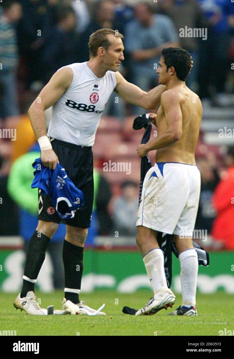 Middlesbrough goalkeeper Mark Schwarzer (l) swaps shirts with Everton's ...