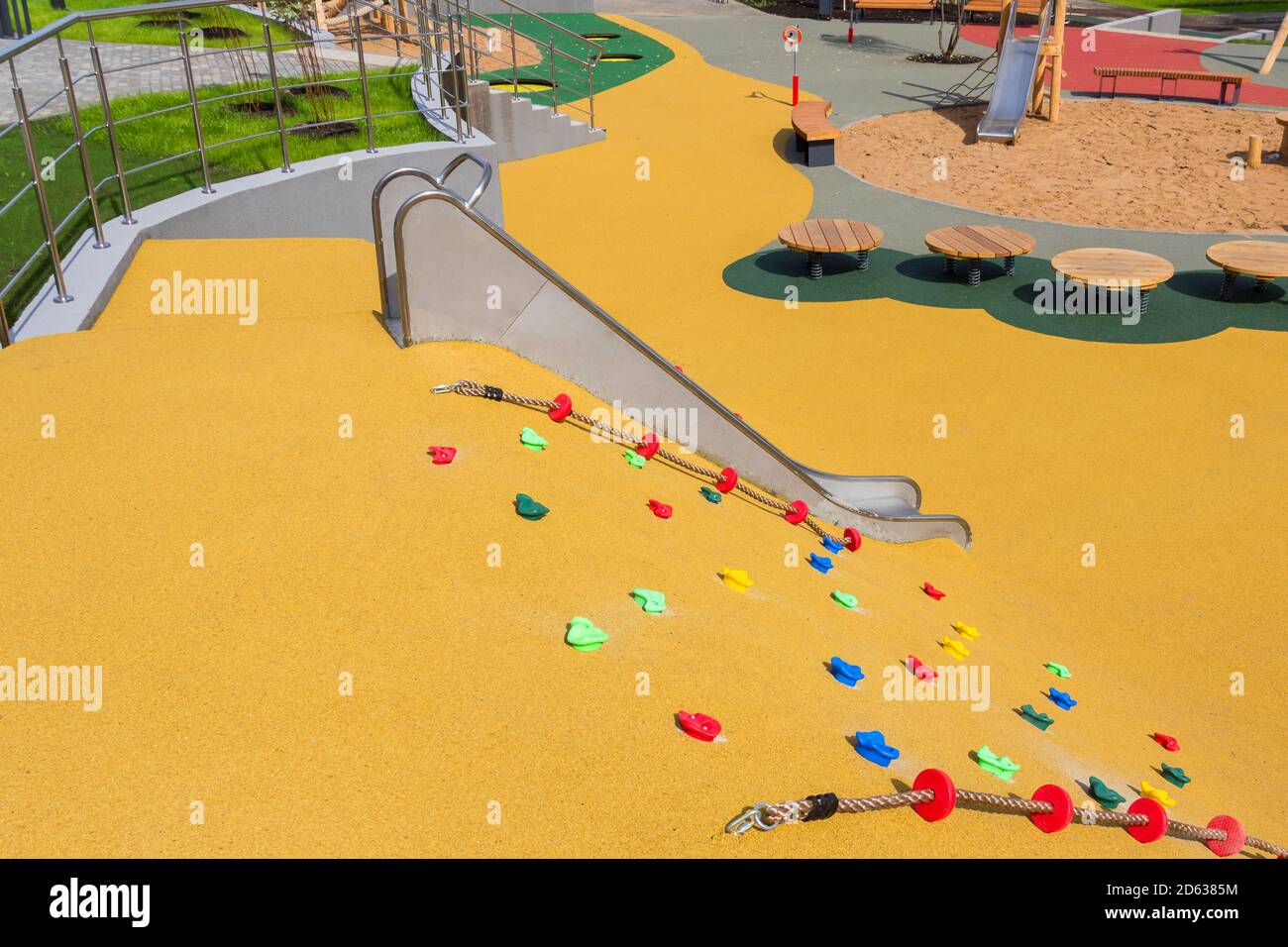 School crowd playground hi-res stock photography and images - Alamy