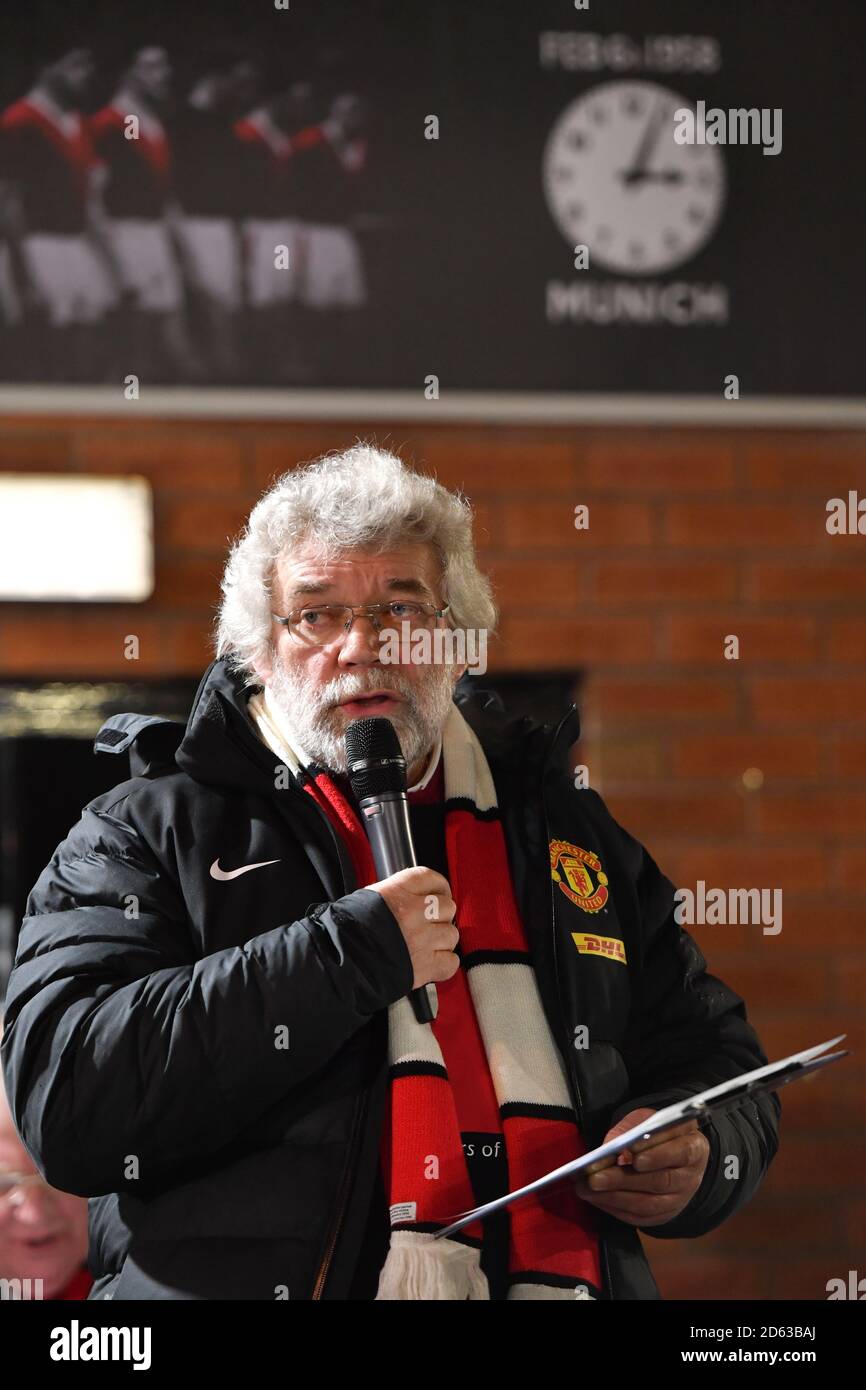 Pete Martin sings The Flowers of Manchester as football fans listen to ...