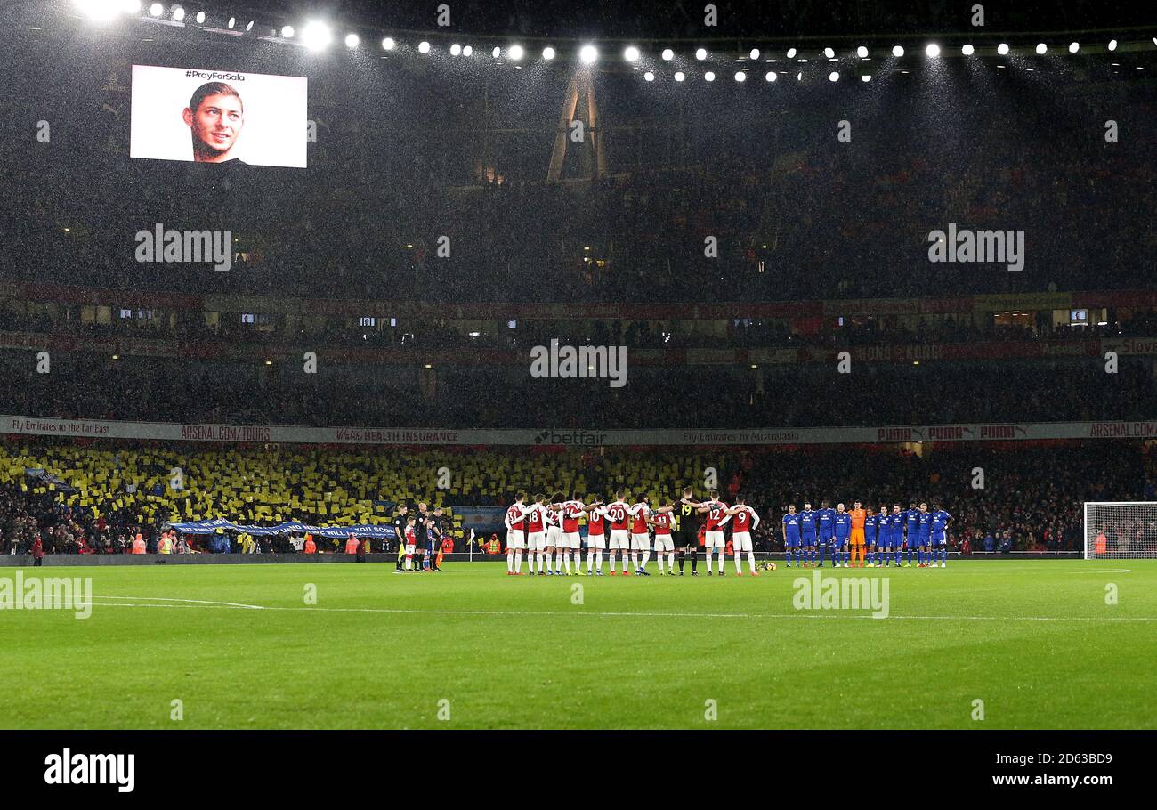 General view of Arsenal and Cardiff players paying tribute to Emiliano ...