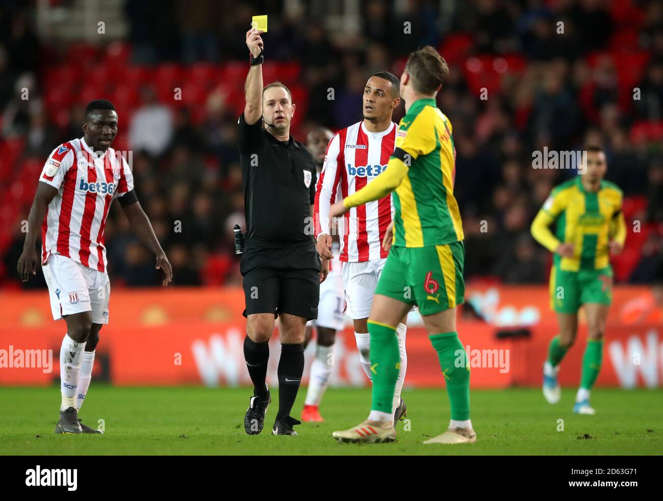 Football referee jeremy simpson hi-res stock photography and images - Alamy
