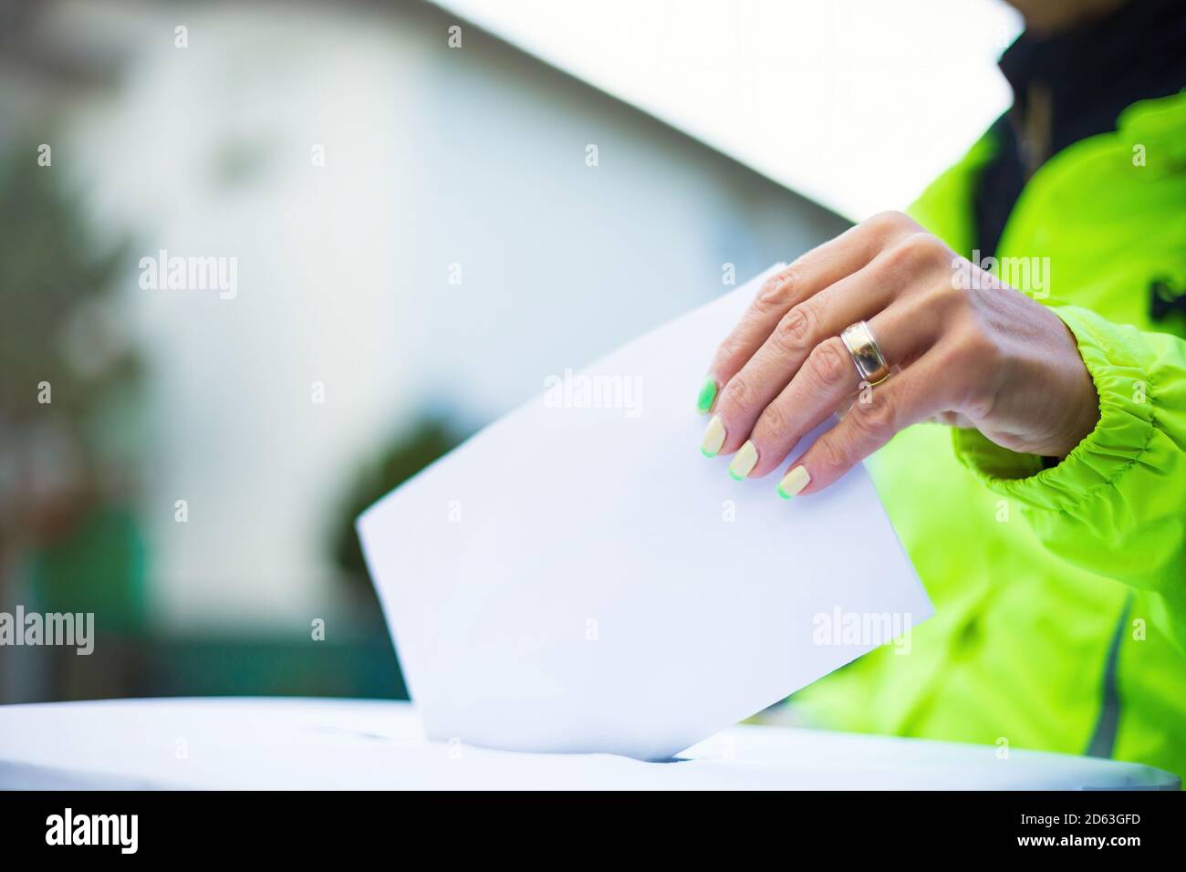 Vote hand ballot box hi-res stock photography and images - Alamy