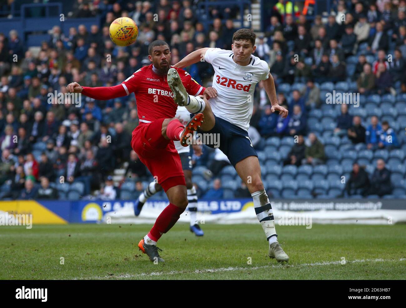 Nottingham Forest's Lewis Grabban (left) and Preston North End's Jordan ...