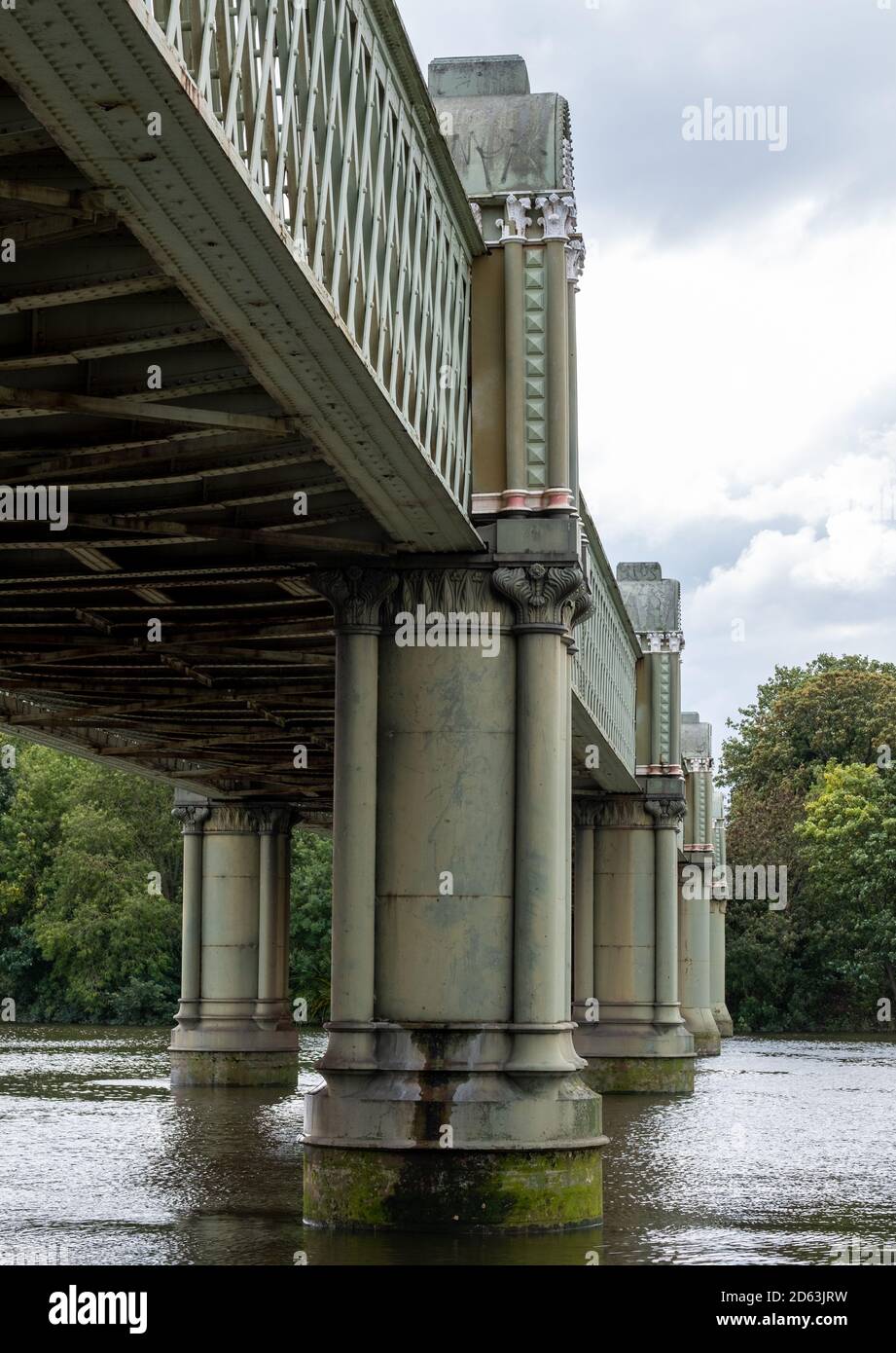 Kew Railway Bridge, Victorian wrought iron bridge spanning the River ...