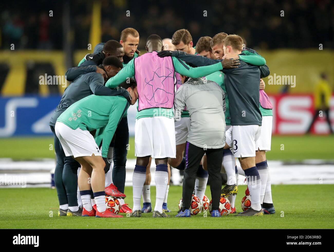 Tottenham hotspur players huddle hi-res stock photography and images ...