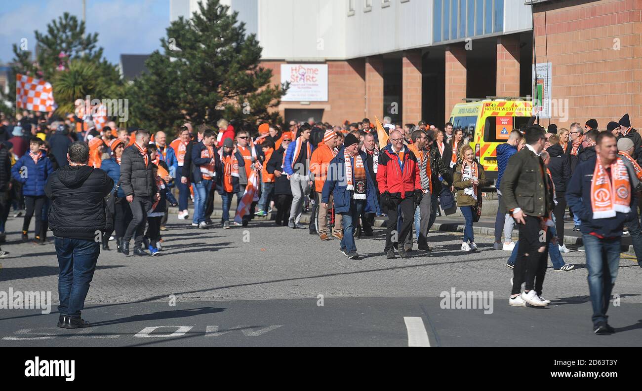 Blackpool fans outside of bloomfield road hi-res stock photography and ...