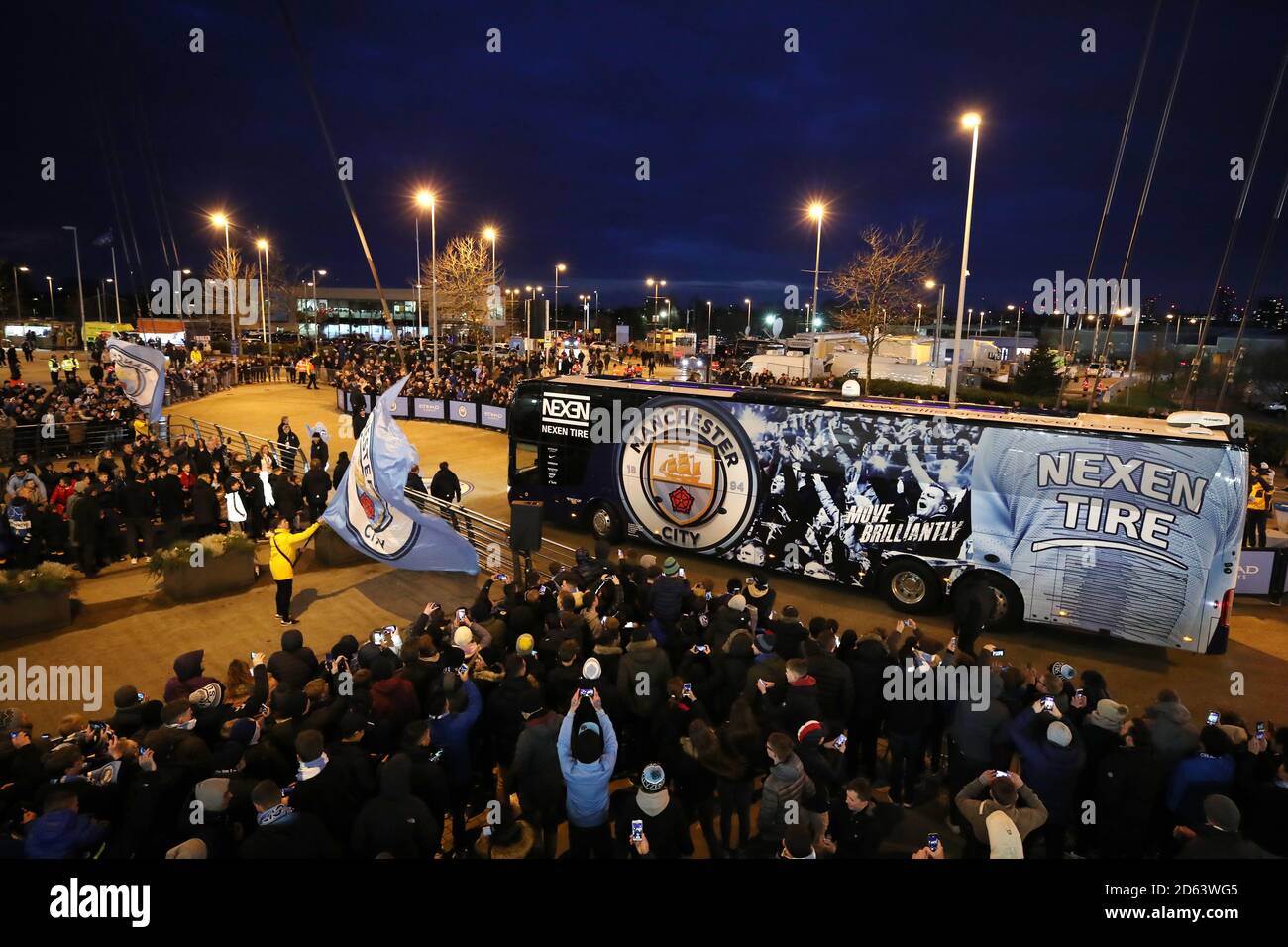 Bus arrives hi-res stock photography and images - Alamy