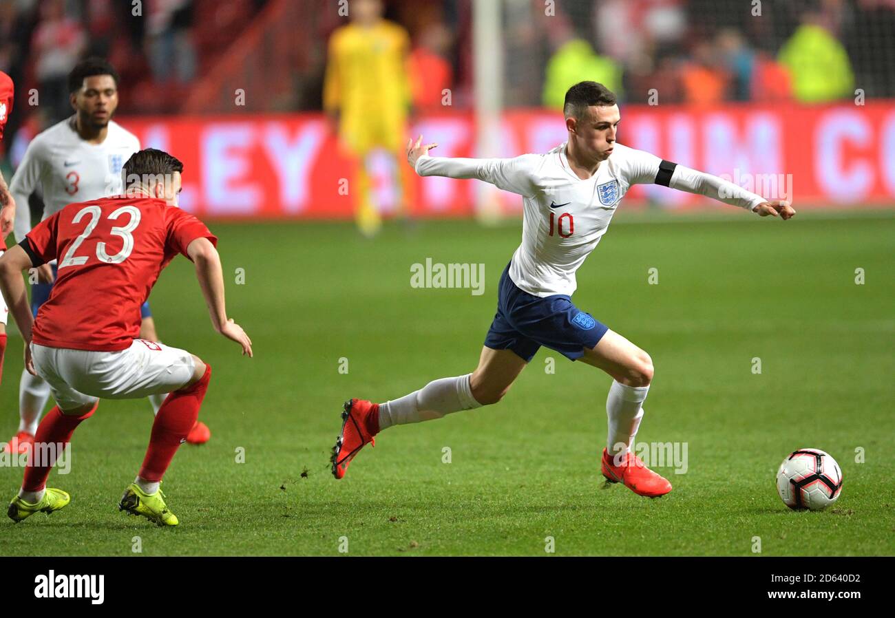 England's Phil Foden (right) in action Stock Photo - Alamy