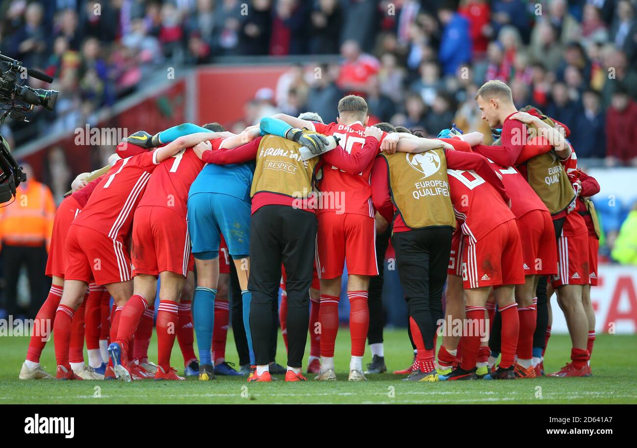 Wales players in a huddle Stock Photo - Alamy