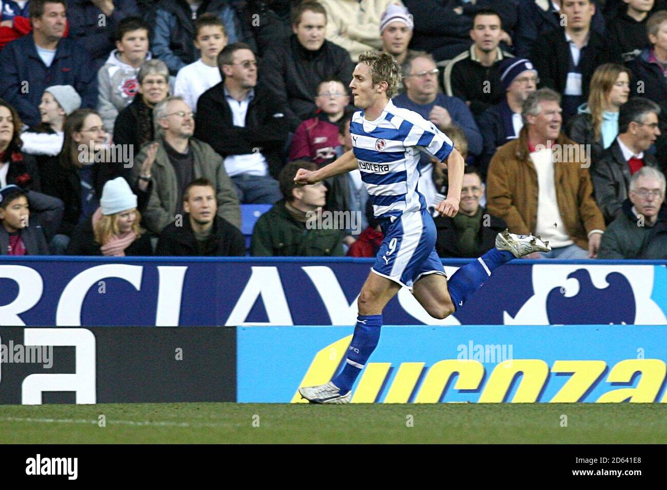 Readings kevin doyle celebrates goal hi-res stock photography and ...
