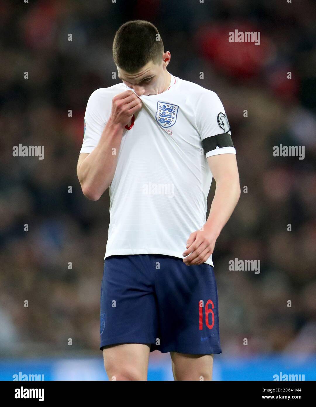 England'’s Declan Rice wipes his face on his shirt Stock Photo - Alamy