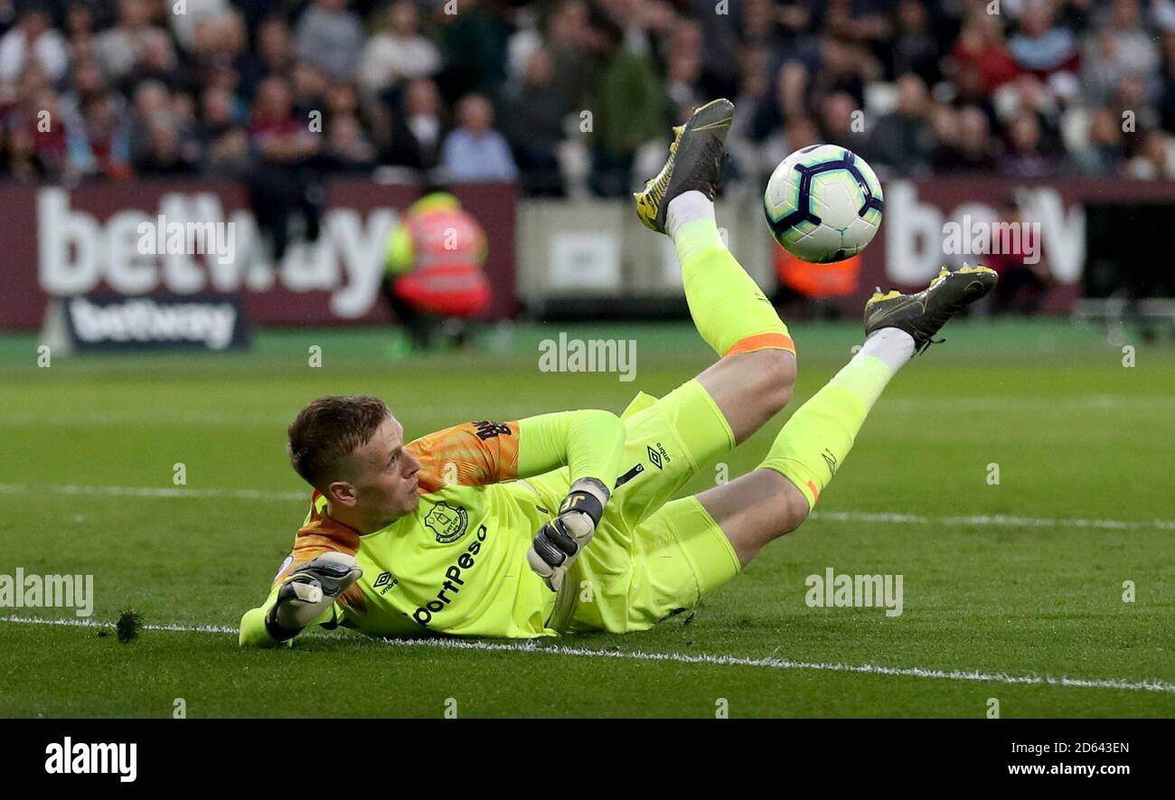 Everton goalkeeper Jordan Pickford makes a save Stock Photo - Alamy