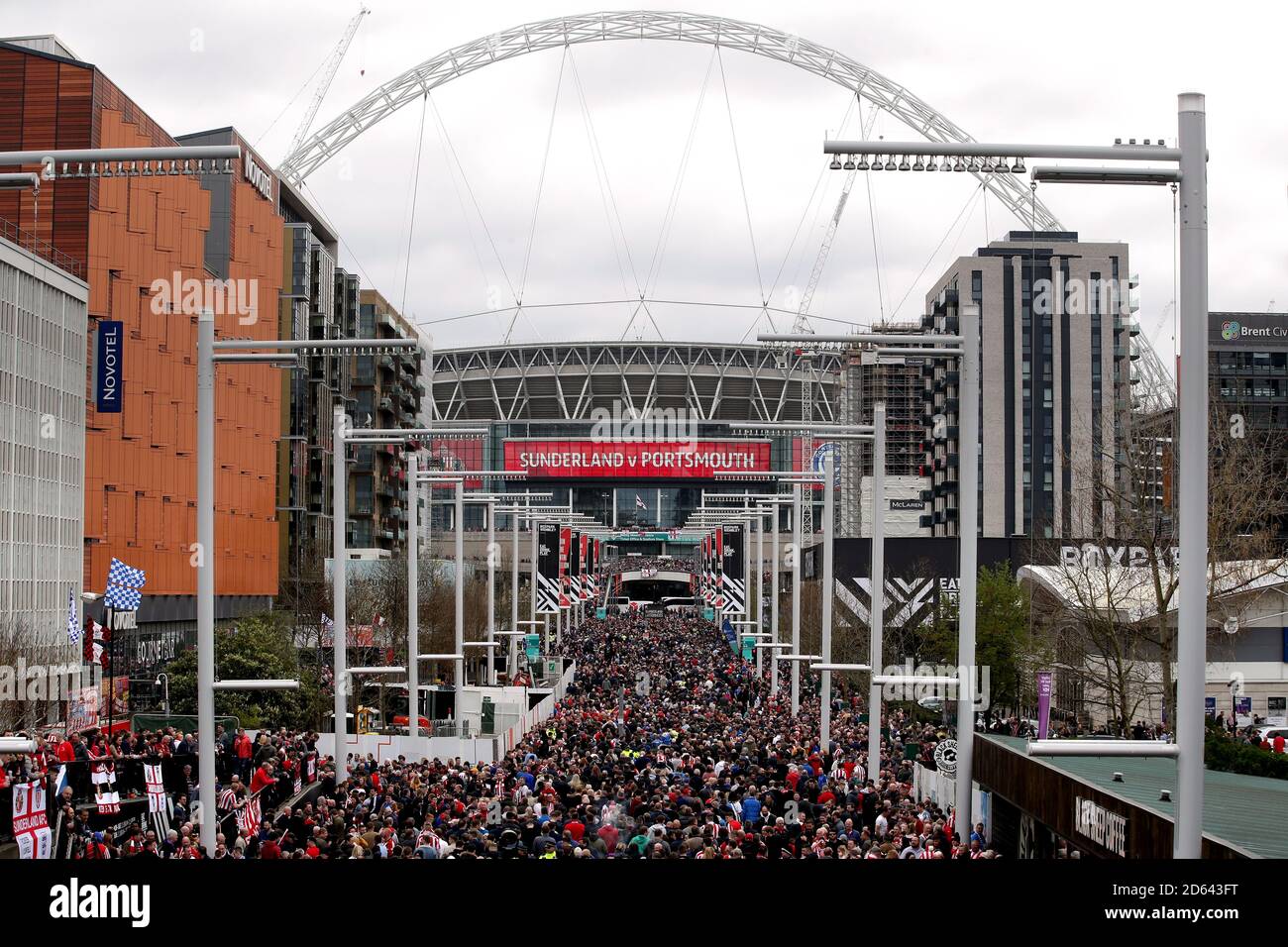 Wembley way fans hi-res stock photography and images - Alamy
