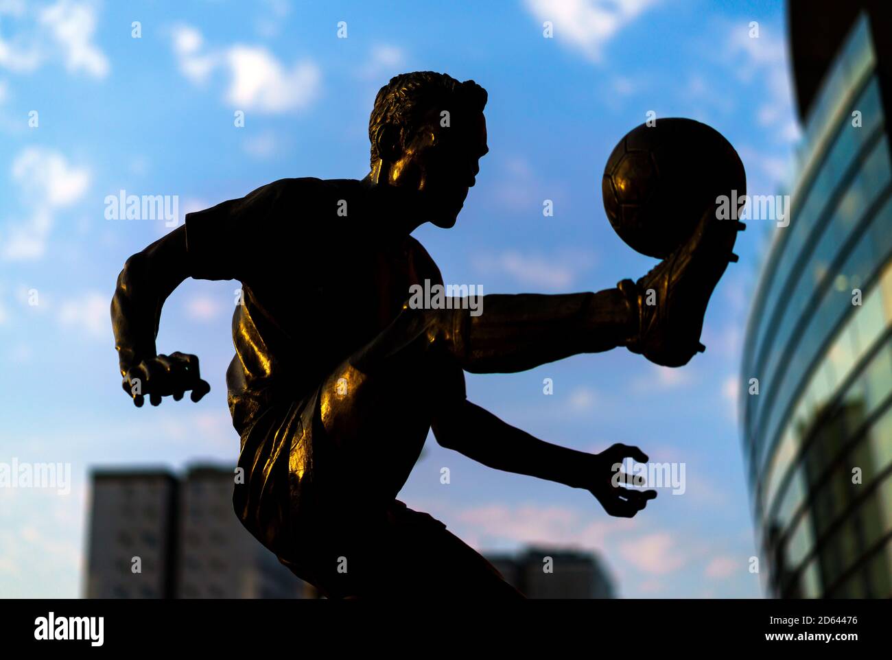 Dennis bergkamp statue hi-res stock photography and images - Alamy