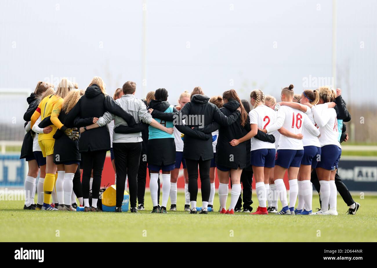 England squad huddle hi-res stock photography and images - Alamy