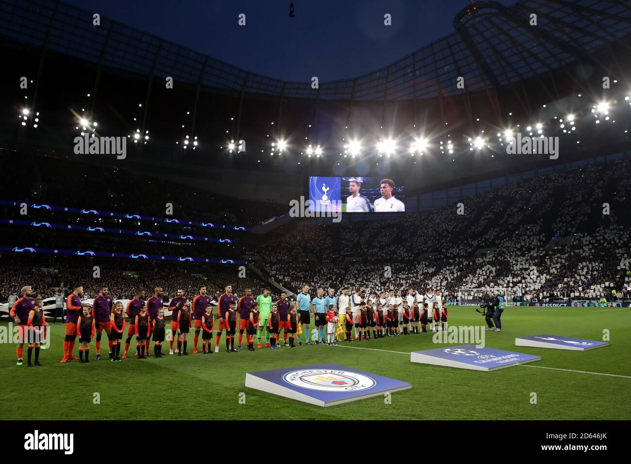 Soccer teams line up hi-res stock photography and images - Alamy