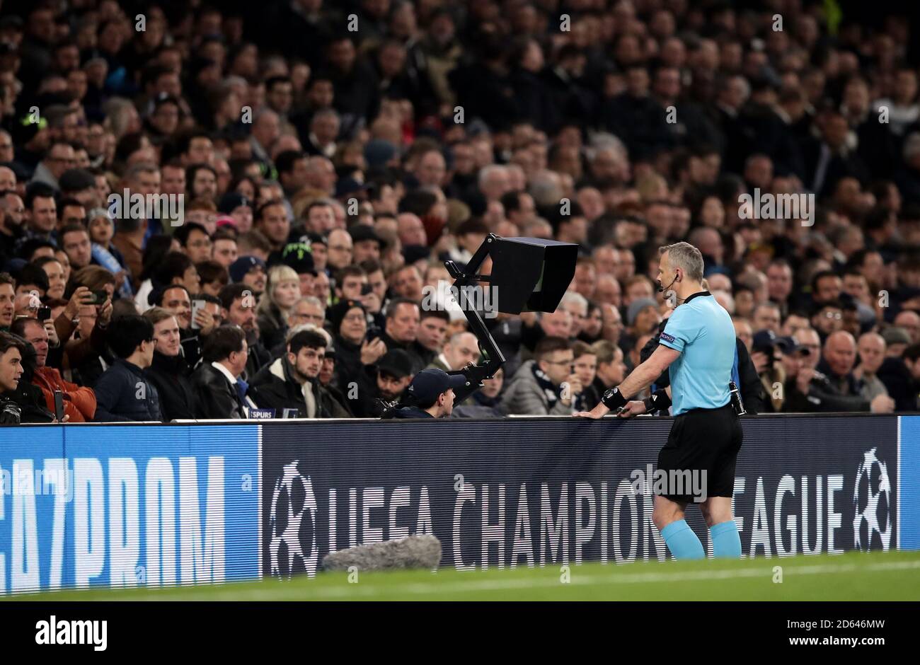 Var screen referee hi-res stock photography and images - Alamy