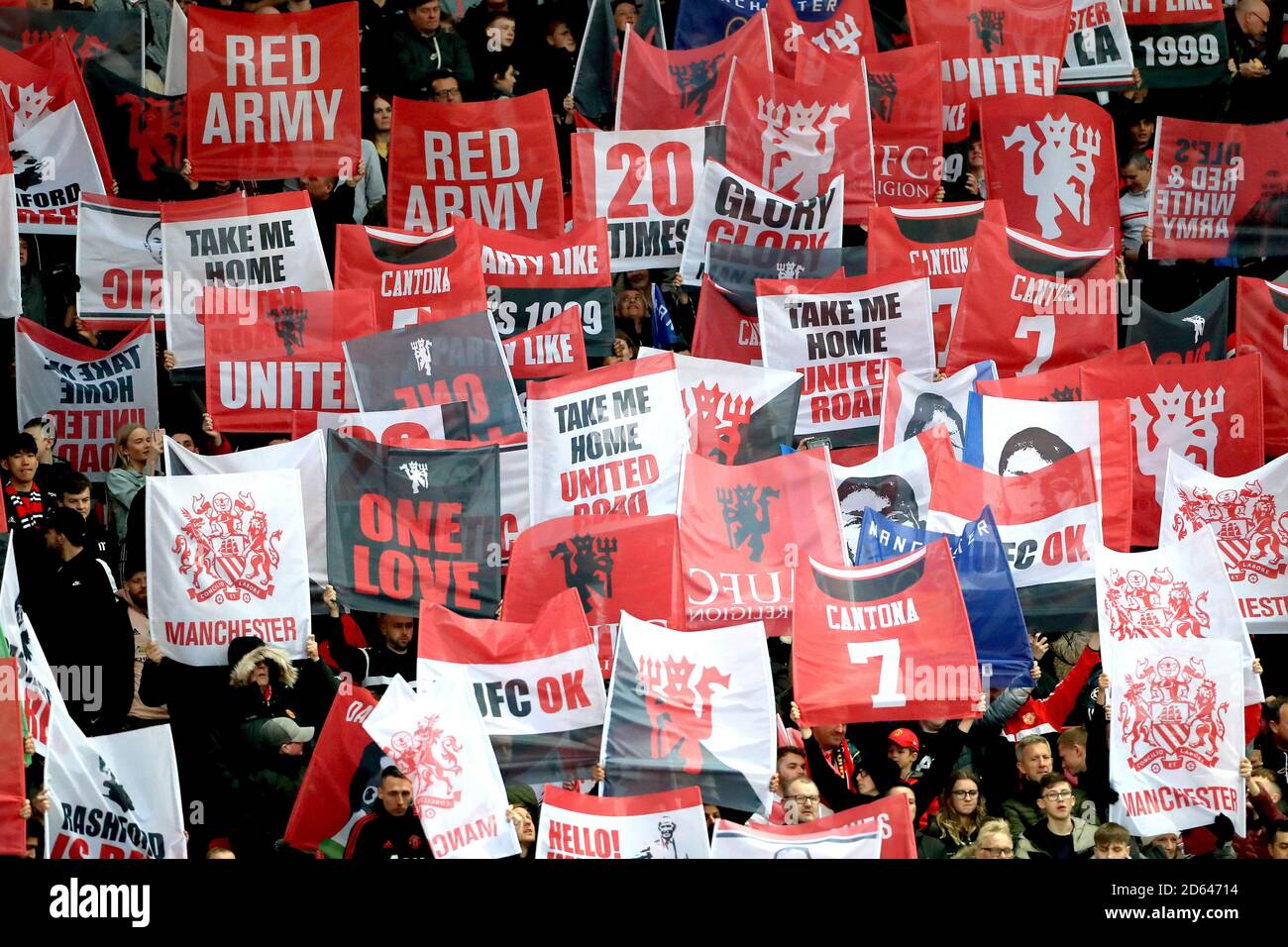 Man utd fans hi-res stock photography and images - Alamy
