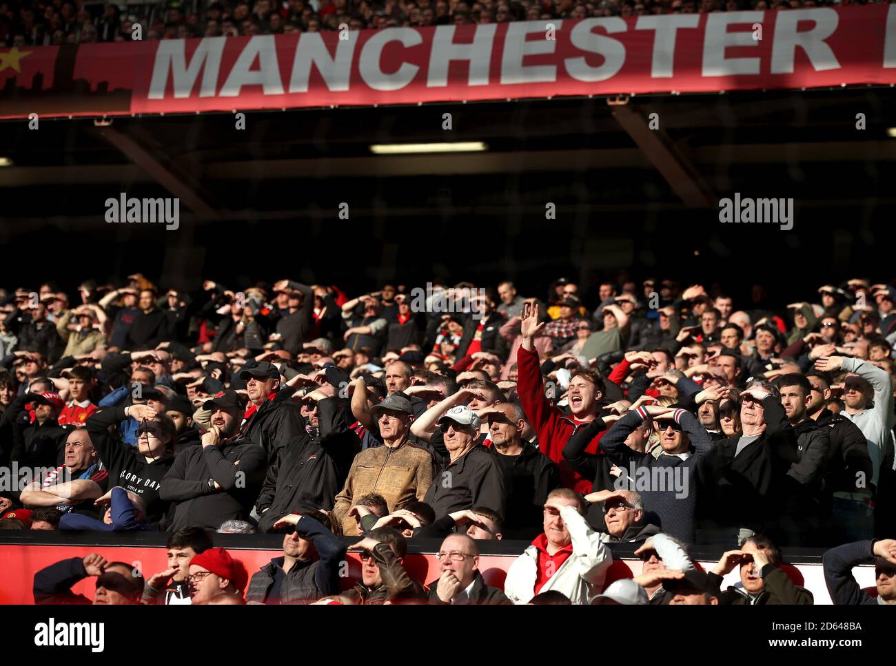 Manchester united fans watch match hi-res stock photography and images ...